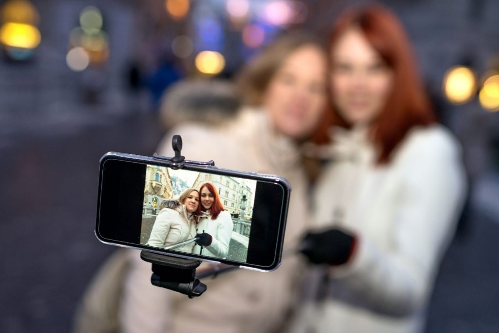 How to Use a Selfie Stick – BigBery